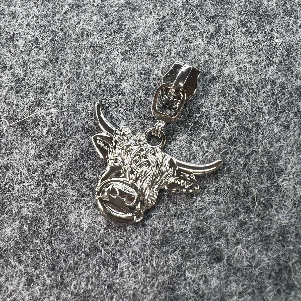 Zipper Pull - Highland Cow - Silver – Chandlers Cottage